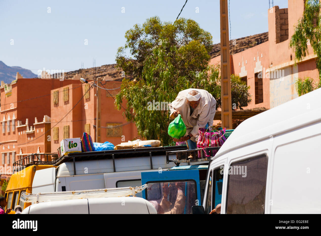 Man loading a van hi-res stock photography and images - Alamy