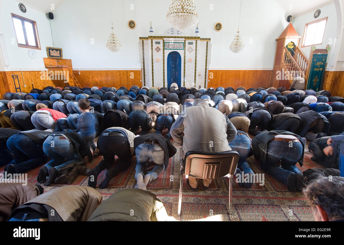 Kneeling bowing praying hi-res stock photography and images - Alamy