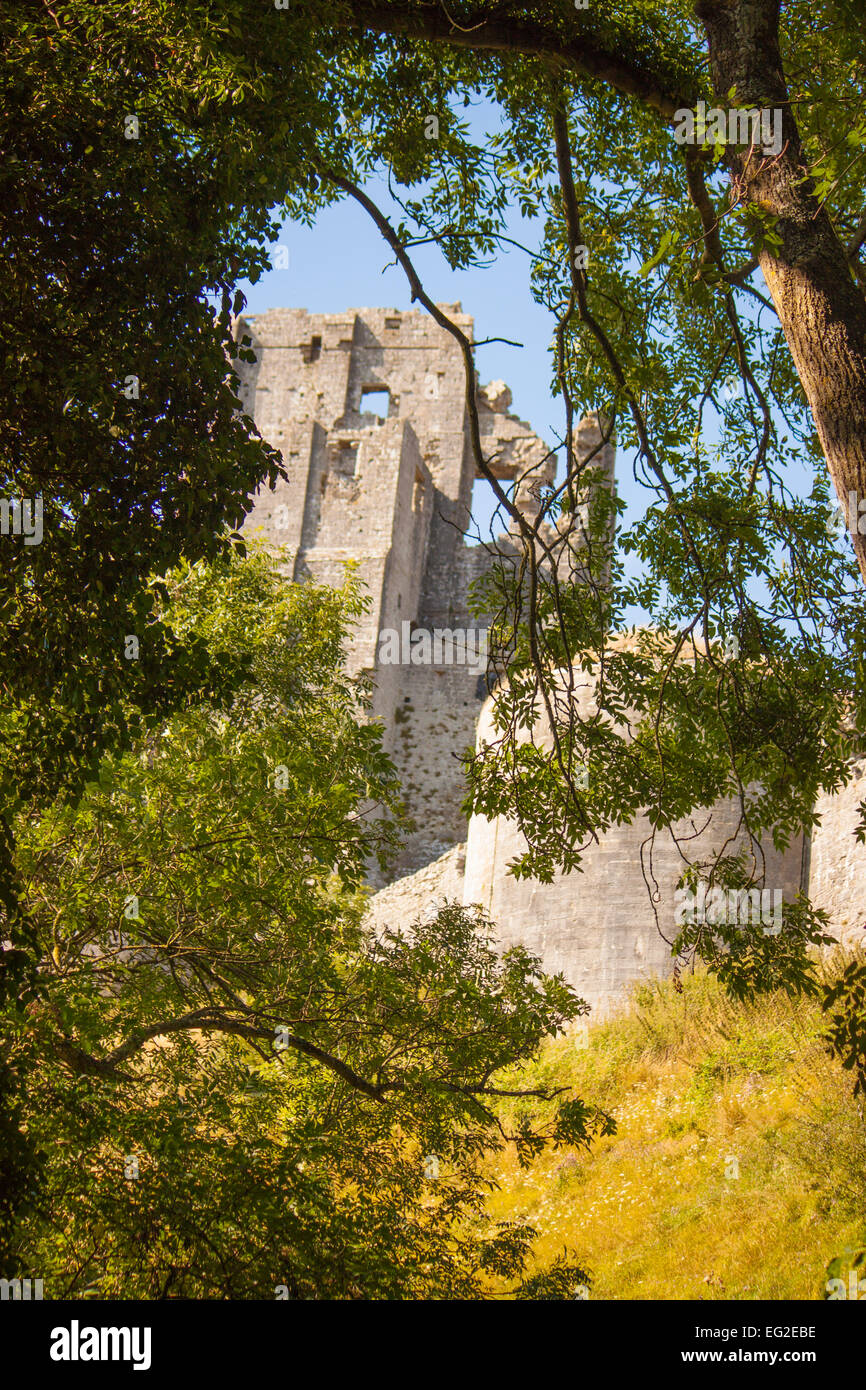 Ancient castle ruins hi-res stock photography and images - Alamy