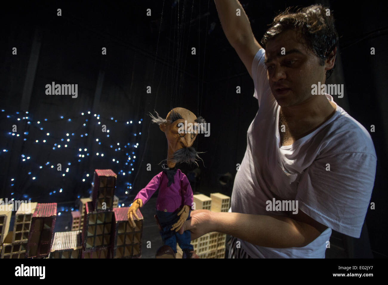 Actor shows his senior man doll after the performance "I'll return ...