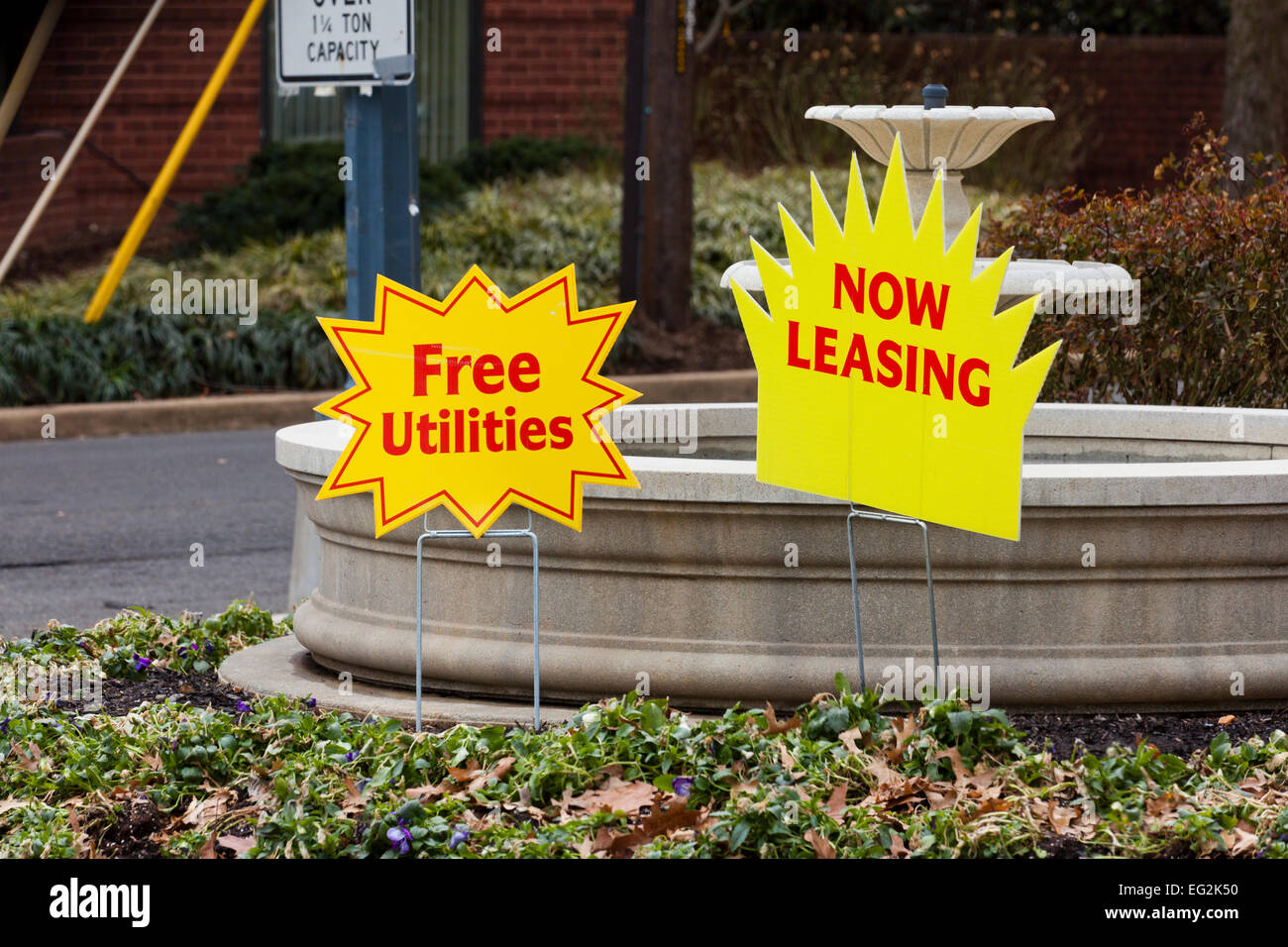 Front of apartment building hi-res stock photography and images - Alamy