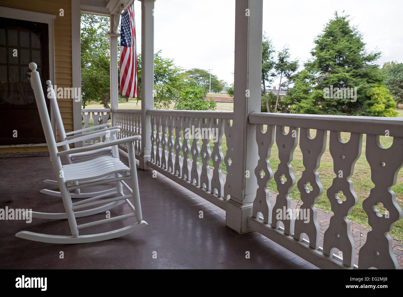 Empty rocking chairs hi-res stock photography and images - Alamy