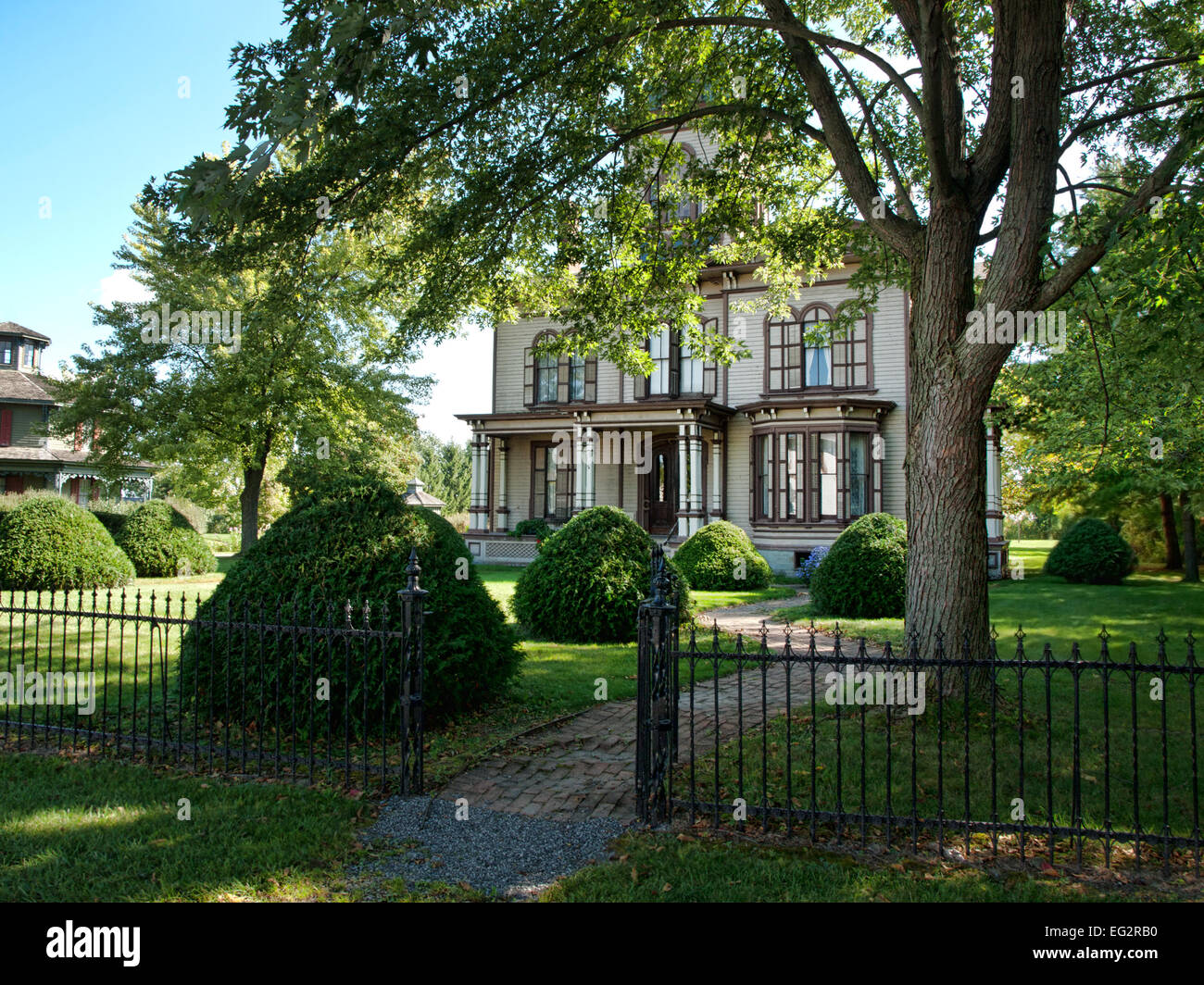 Victorian style porch fence hi-res stock photography and images - Alamy