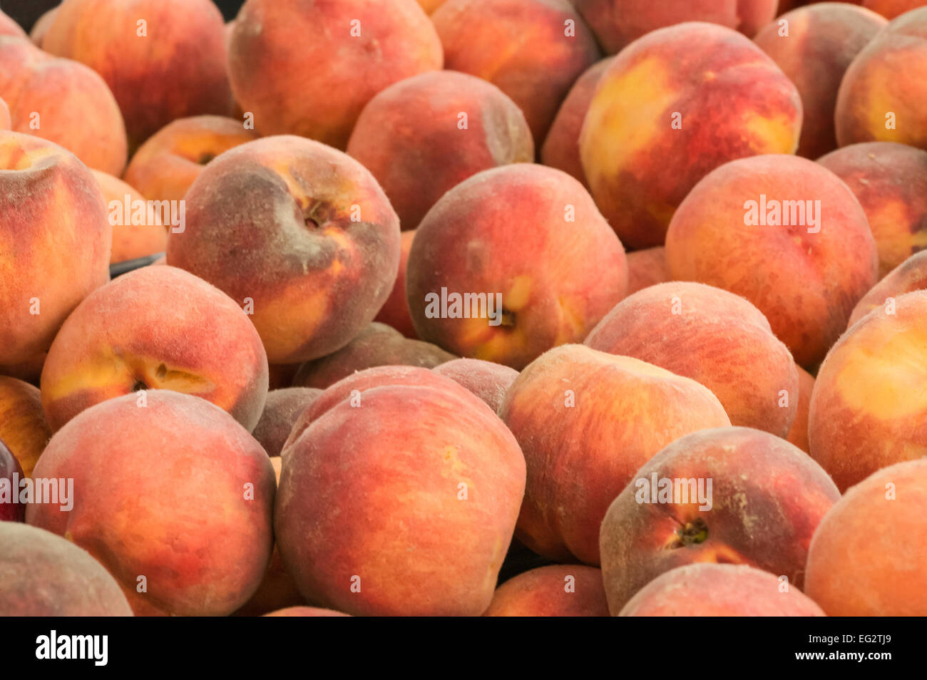 Pile of organic peaches at the Farmers' Market in Issaquah, Washington ...
