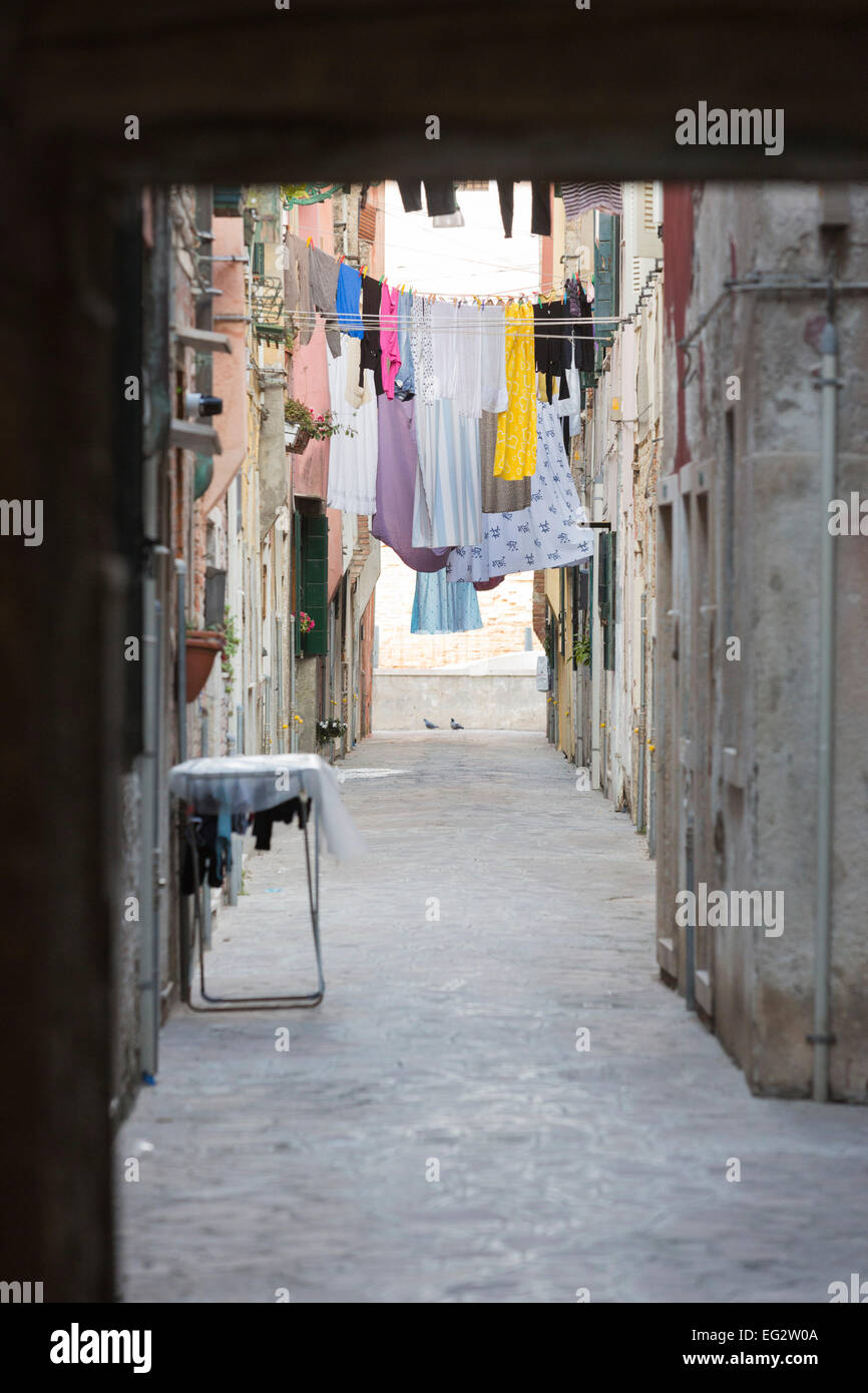 Clothes line between buildings hi-res stock photography and images - Alamy