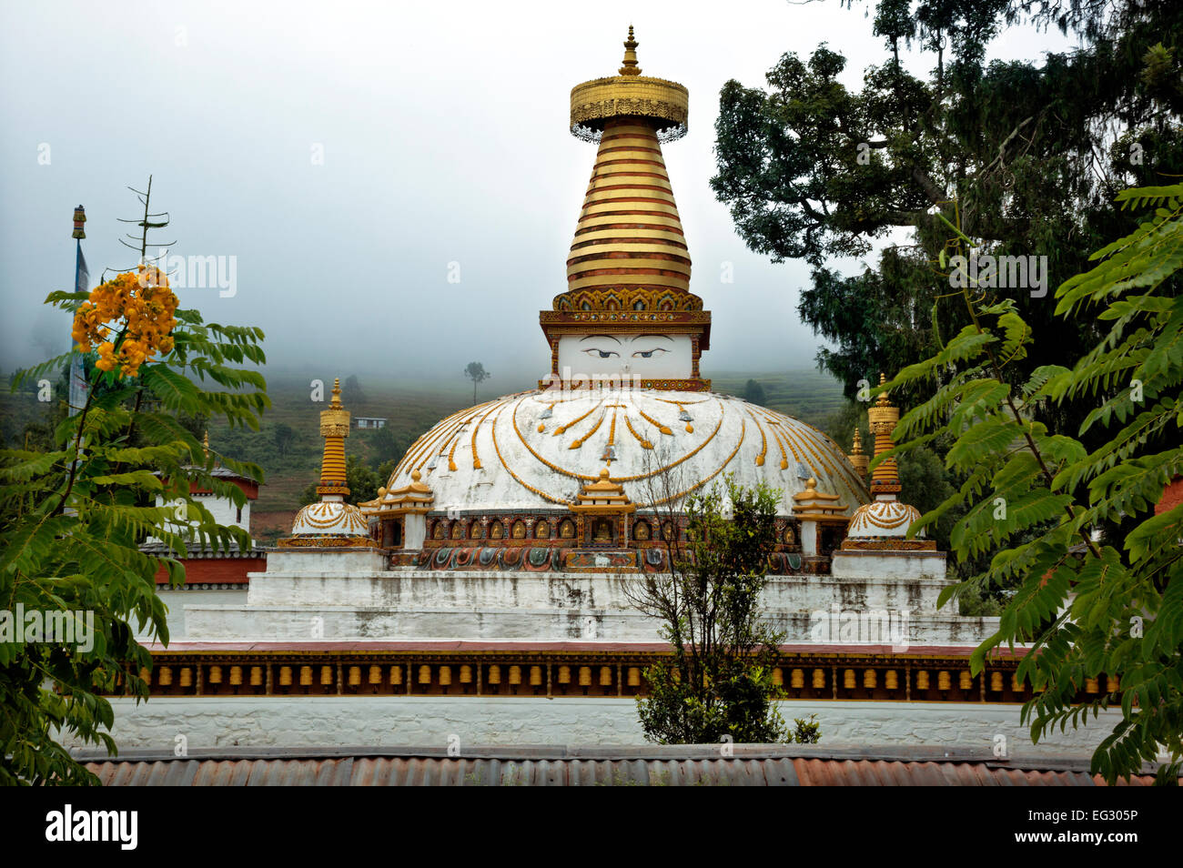BU00119-00...BHUTAN - Khuruthang Goemba, a Nepali-style chorten at ...