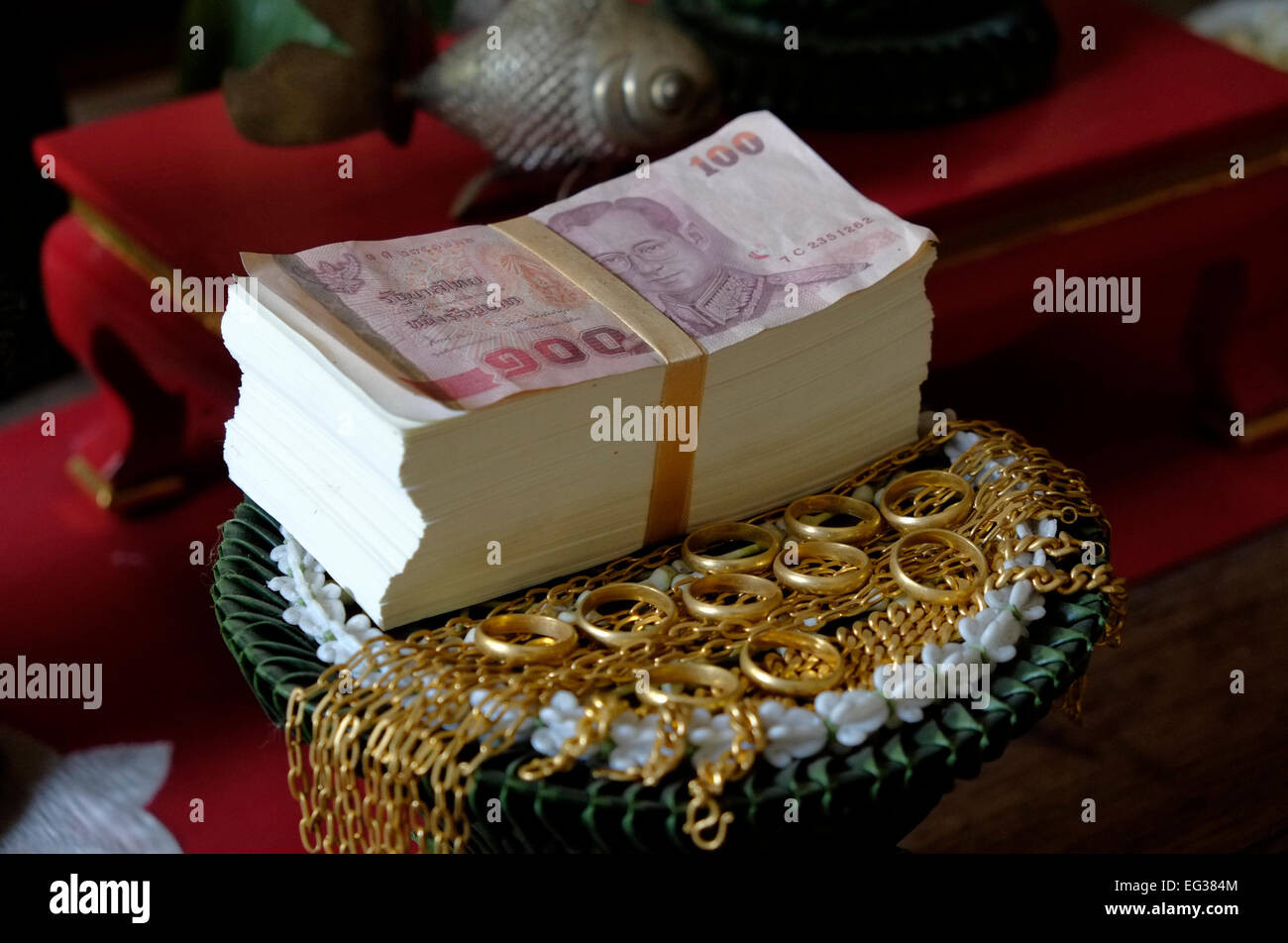 100 thai baht banknotes hi-res stock photography and images - Alamy