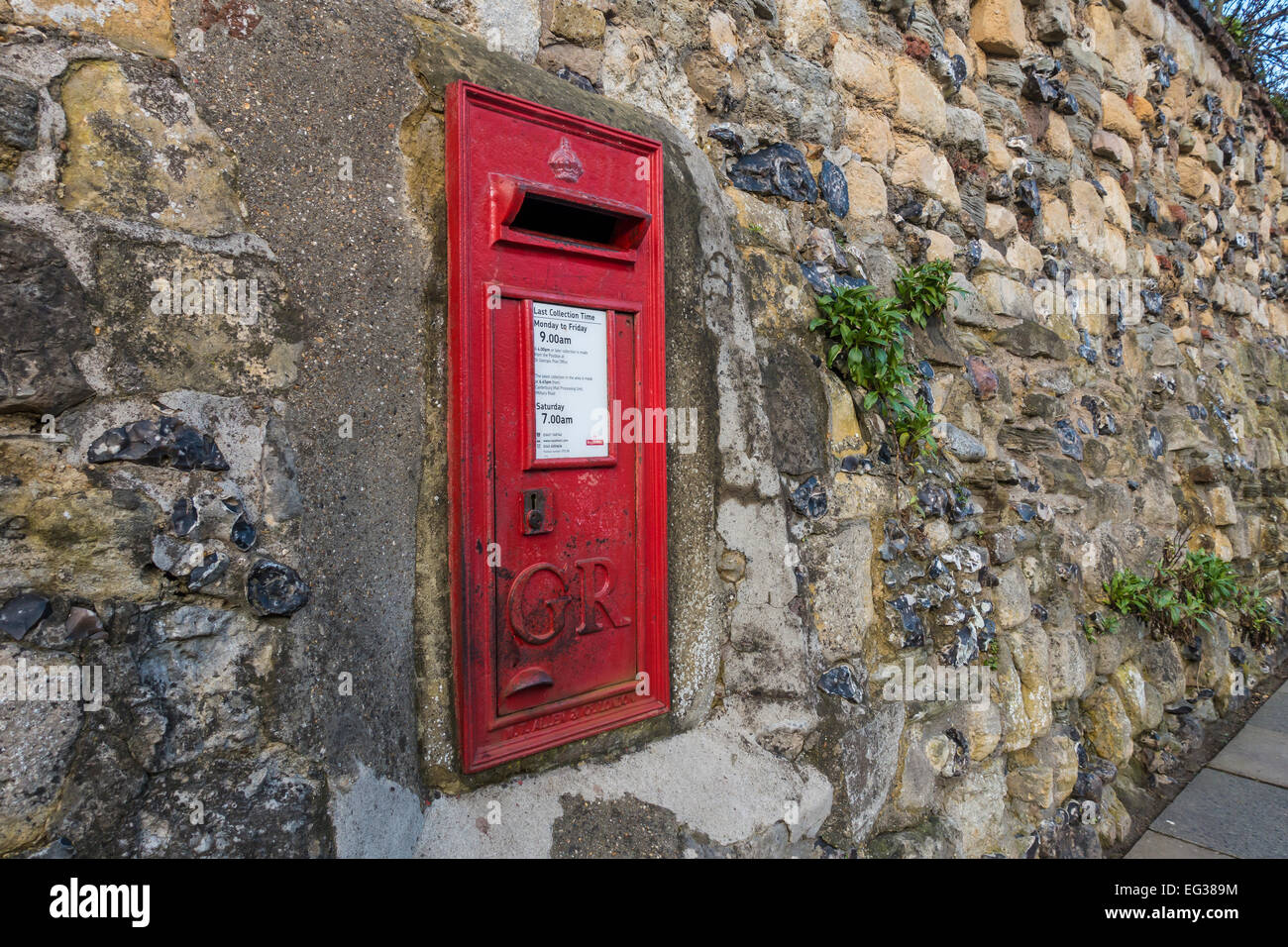 Gr post box hi-res stock photography and images - Alamy