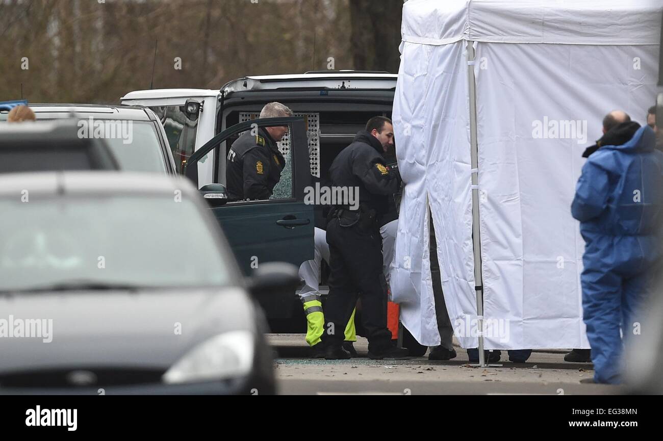 Copenhagen, Denmark. 15th Feb, 2015. Die Polizei sichert am 15.02.2015 ...