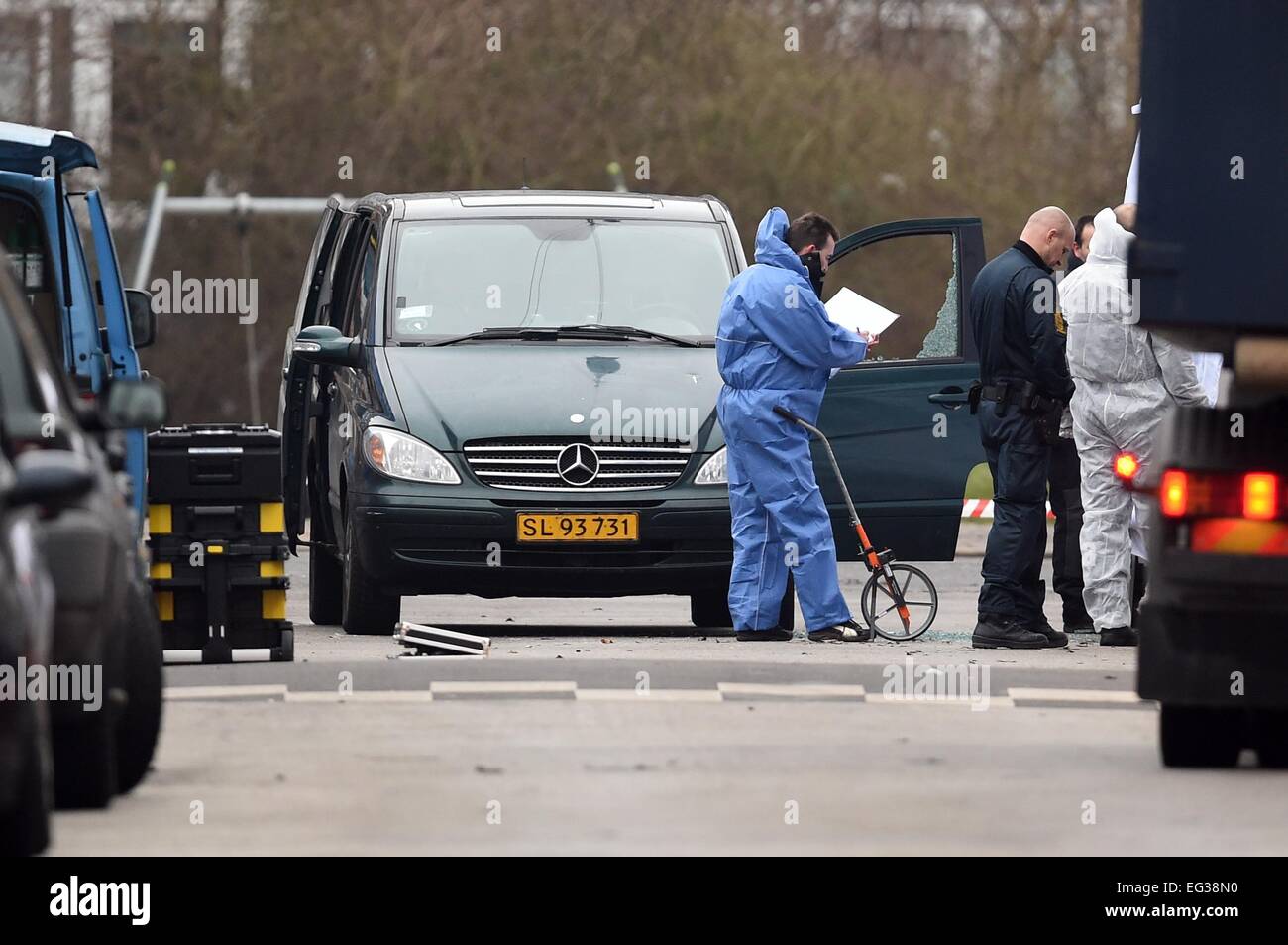 Copenhagen, Denmark. 15th Feb, 2015. Die Polizei sichert am 15.02.2014 ...