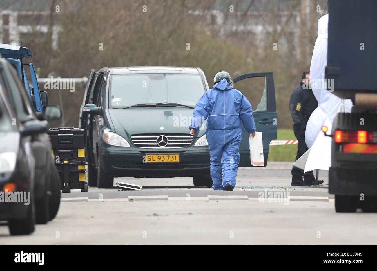 Copenhagen, Denmark. 15th Feb, 2015. Die Polizei sichert am 15.02.2015 ...