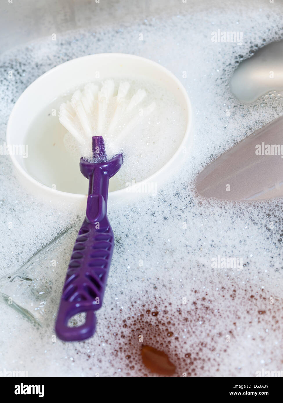 Bubbles washing dishes sink hi-res stock photography and images - Alamy