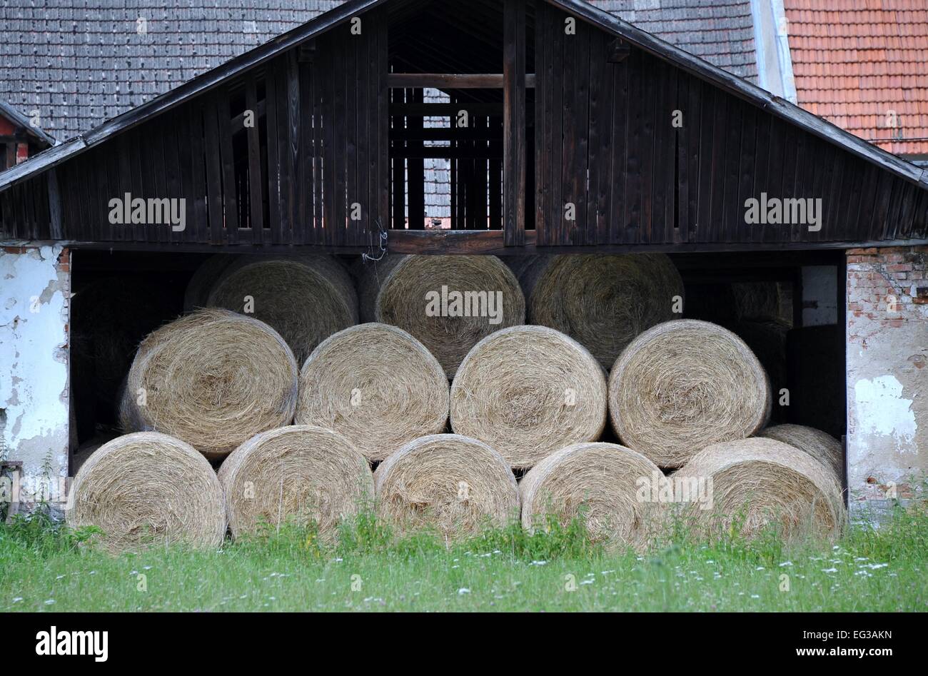 Hay roll storage hi-res stock photography and images - Alamy