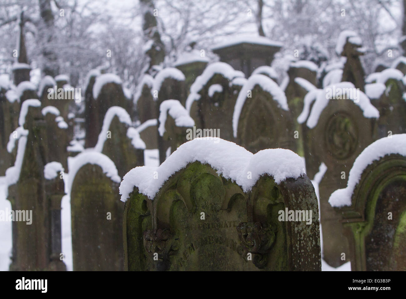 White tomb graveyard hi-res stock photography and images - Alamy