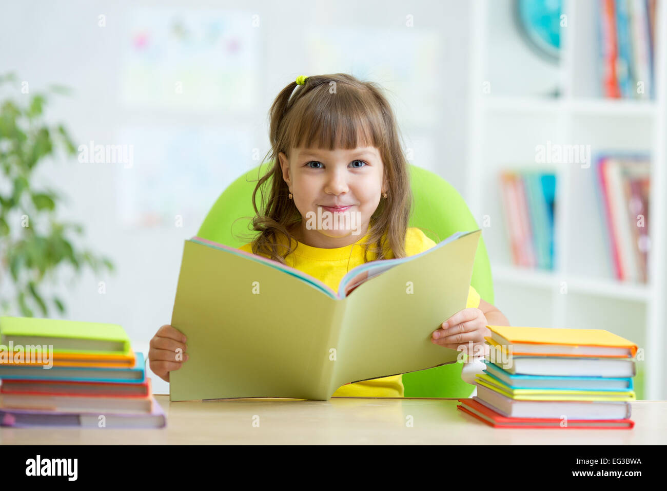 Smiling read hi-res stock photography and images - Alamy