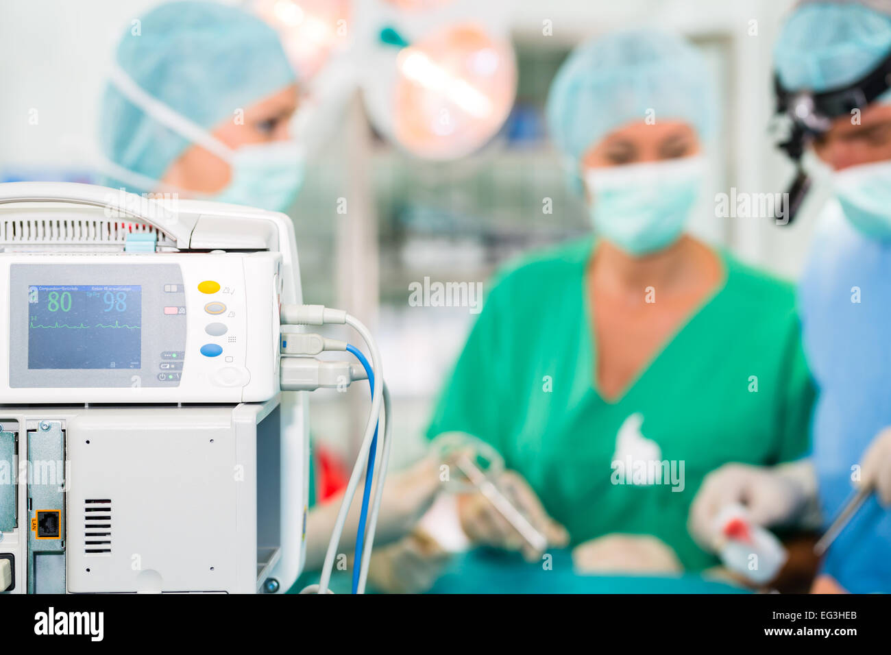 Hospital nurse in an operating theatre hi-res stock photography and ...