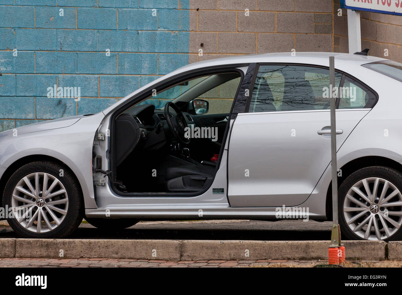 Car side no driver hi-res stock photography and images - Alamy