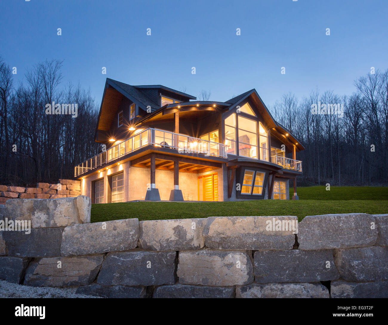 modern house at night Stock Photo - Alamy
