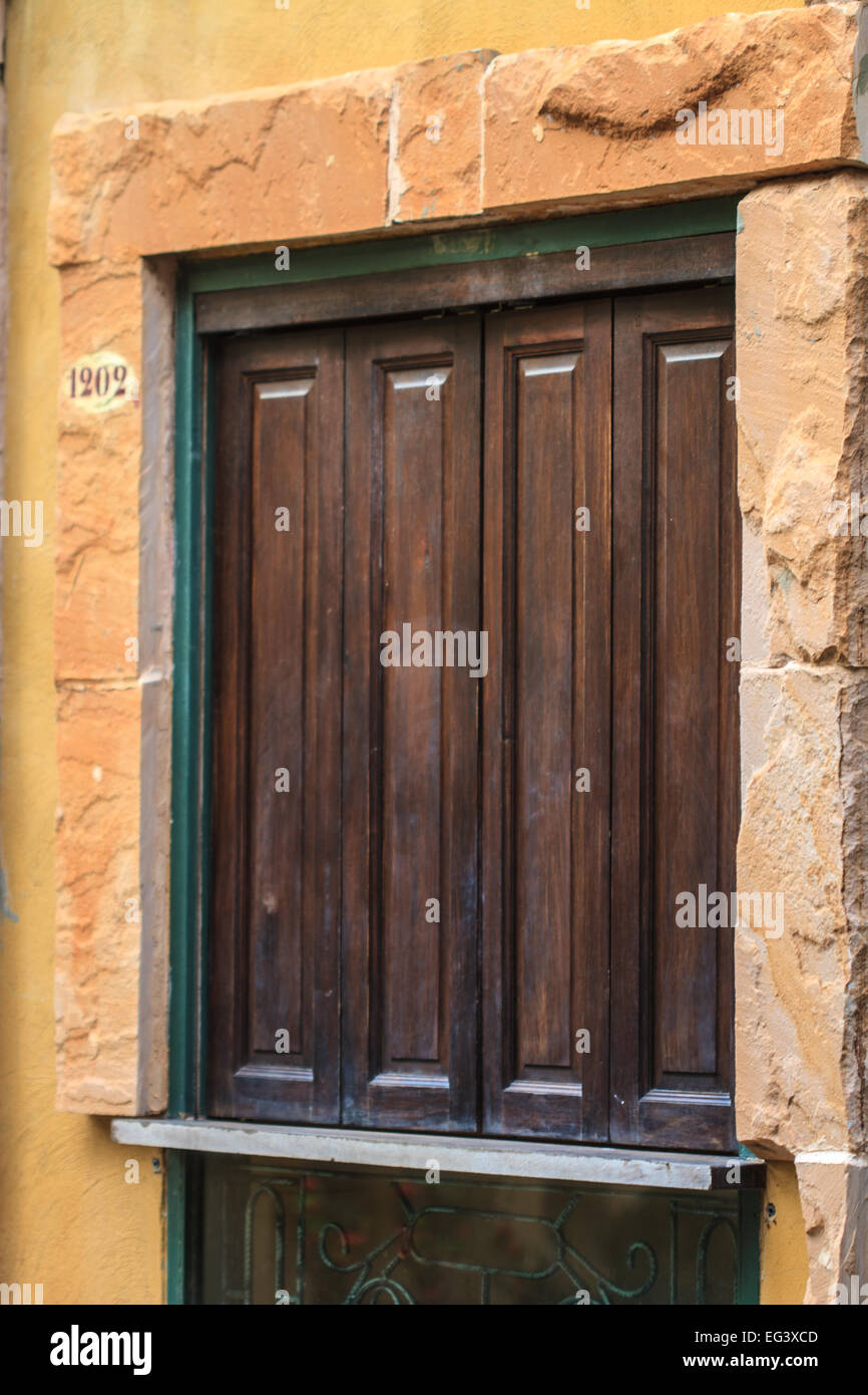 Retro window and wall, Vintage window Stock Photo - Alamy