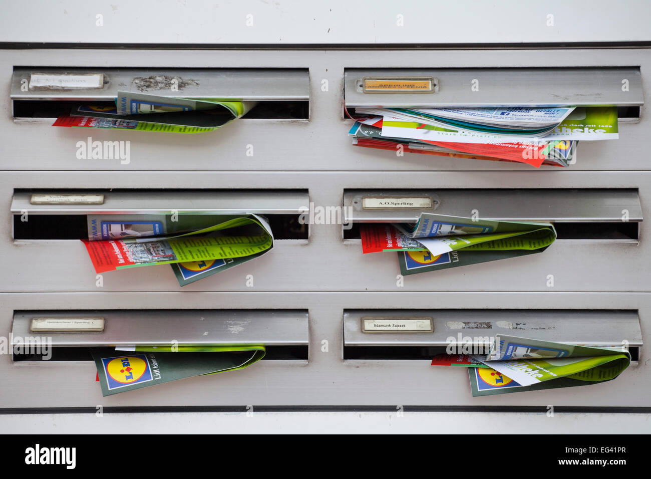 Newspapers letter letters mailbox hi-res stock photography and images ...