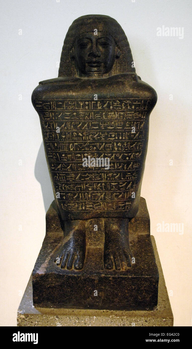 Ancient egyptian block statue hi-res stock photography and images - Alamy
