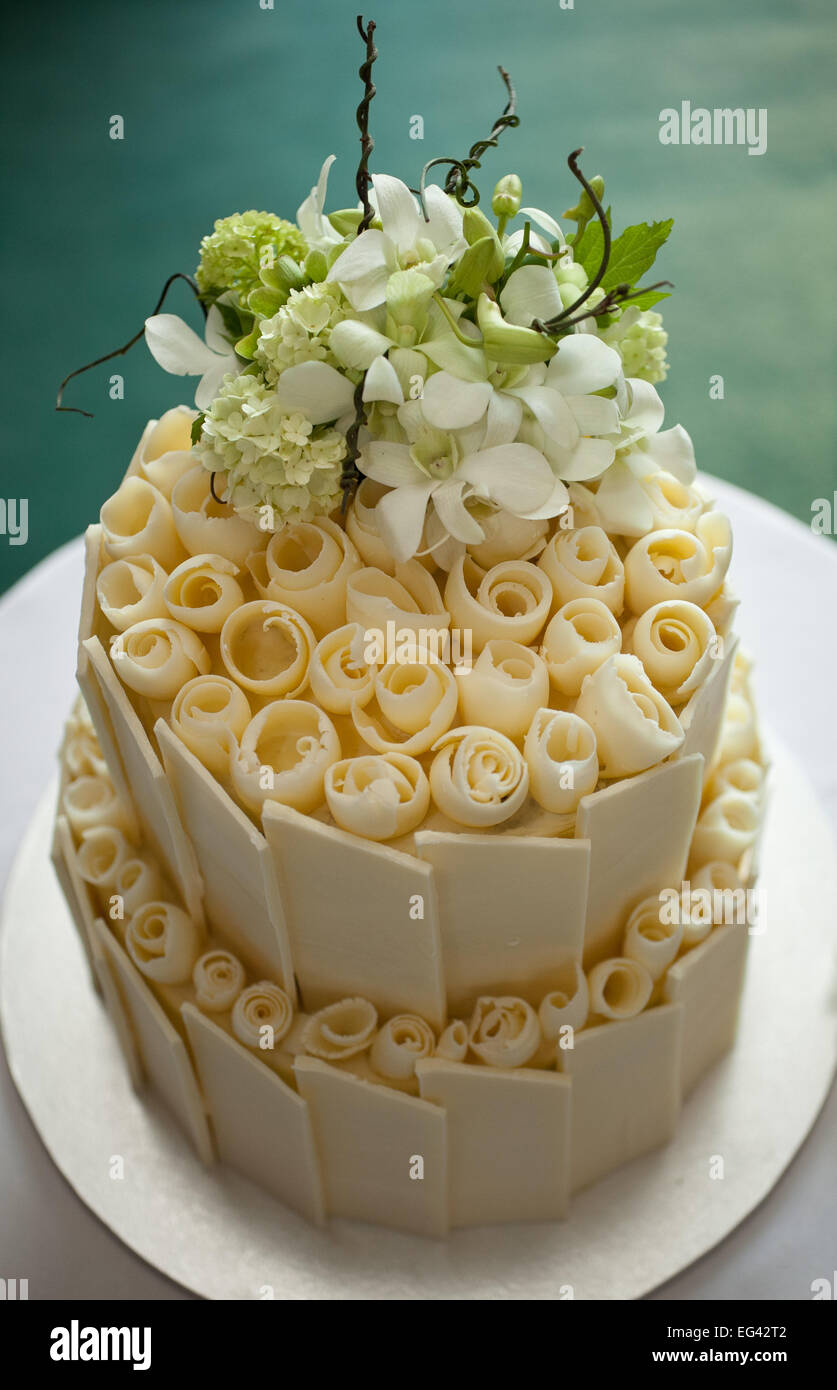 White chocolate wedding cake Stock Photo - Alamy