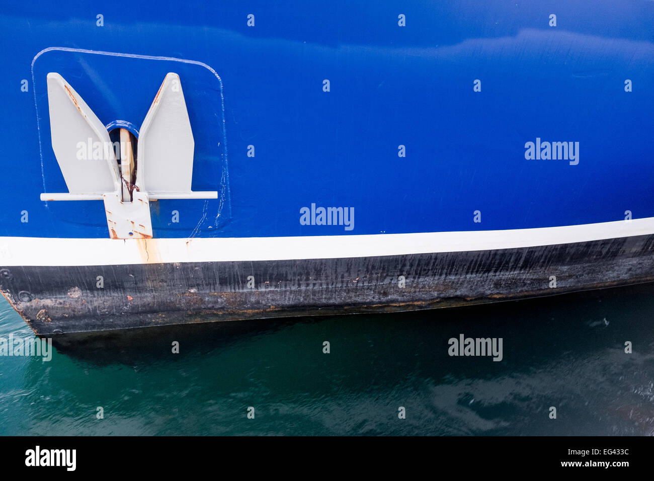 Anchor and side of boat Stock Photo - Alamy