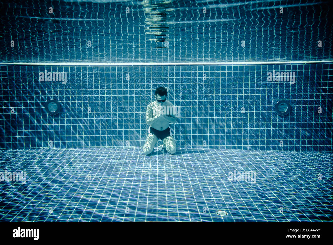 Man swimming underwater pool hi-res stock photography and images - Alamy