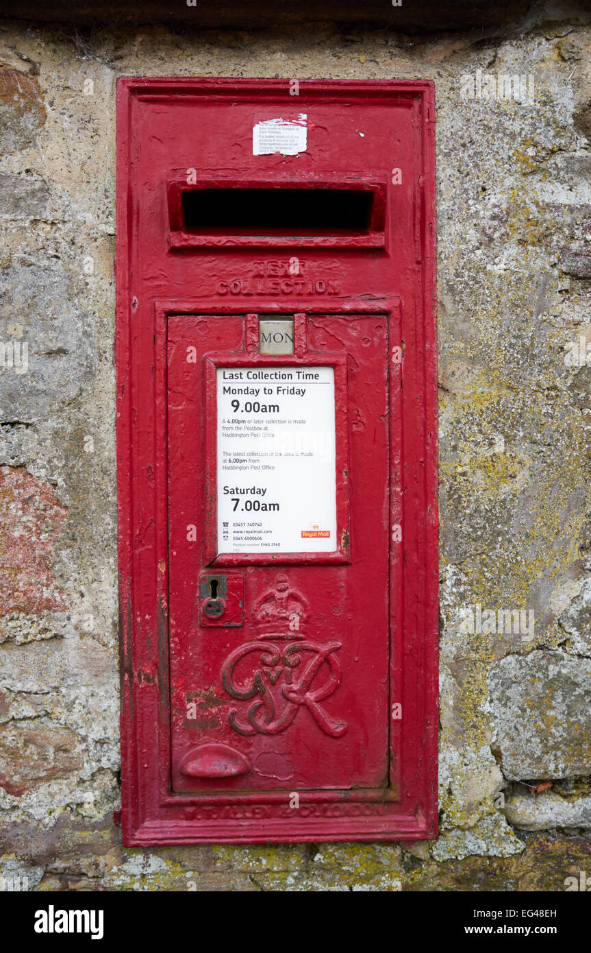 POST BOX IN STONE WALL, HADDINGTON, SCOTLAND, RED Stock Photo - Alamy