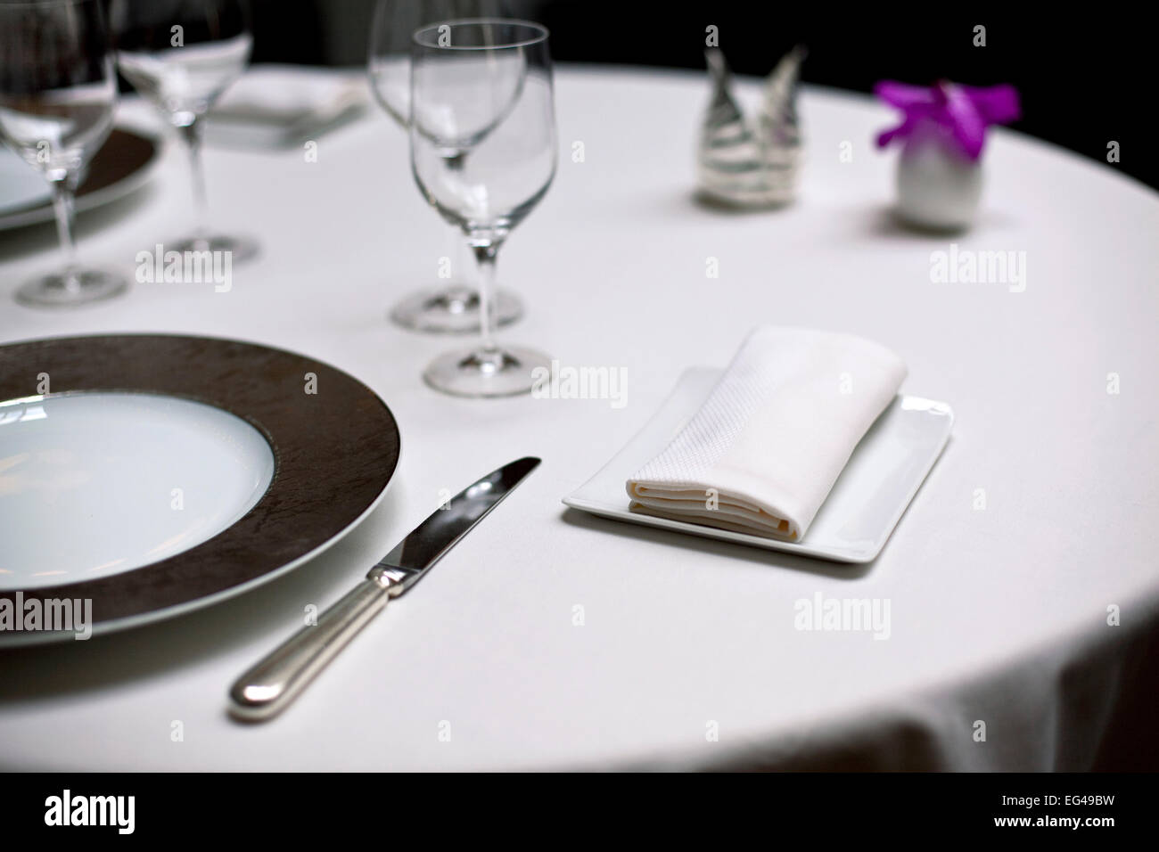 Table set up in a luxurious restaurant Stock Photo - Alamy