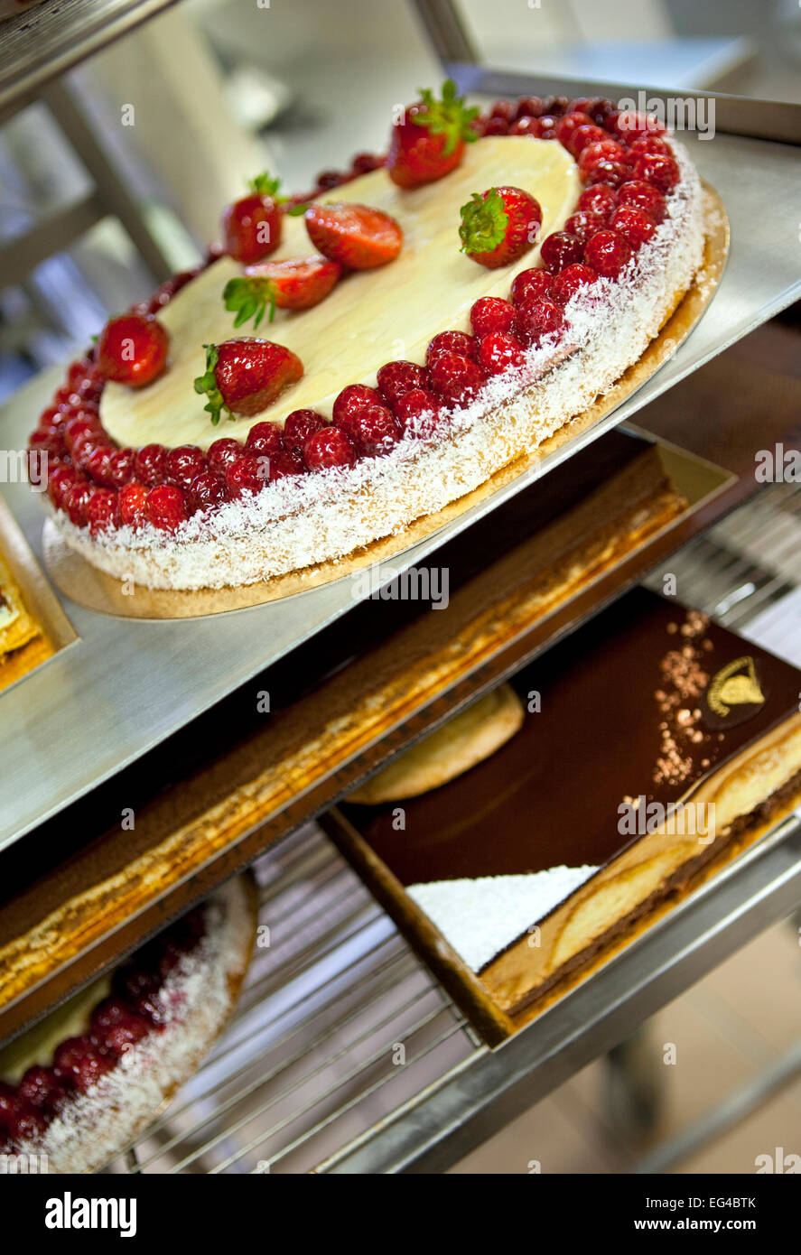 Various cakes in a bakery Stock Photo - Alamy