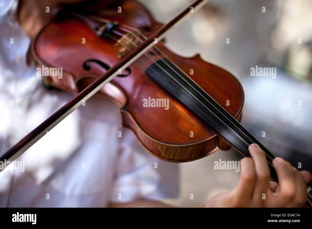 Playing the violin Stock Photo - Alamy
