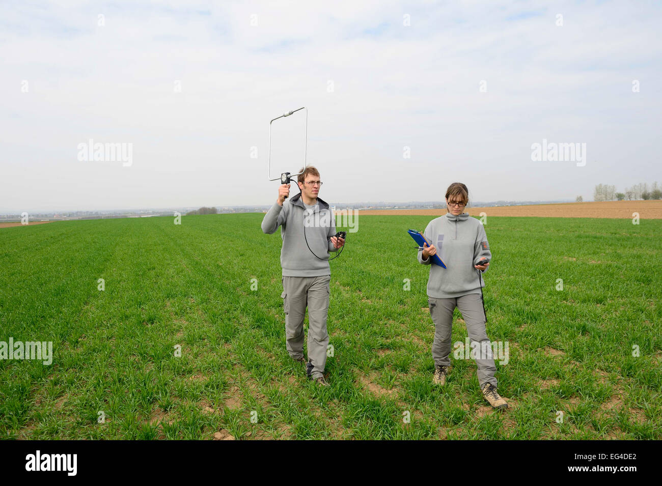 Scientists tracking animal hi-res stock photography and images - Alamy