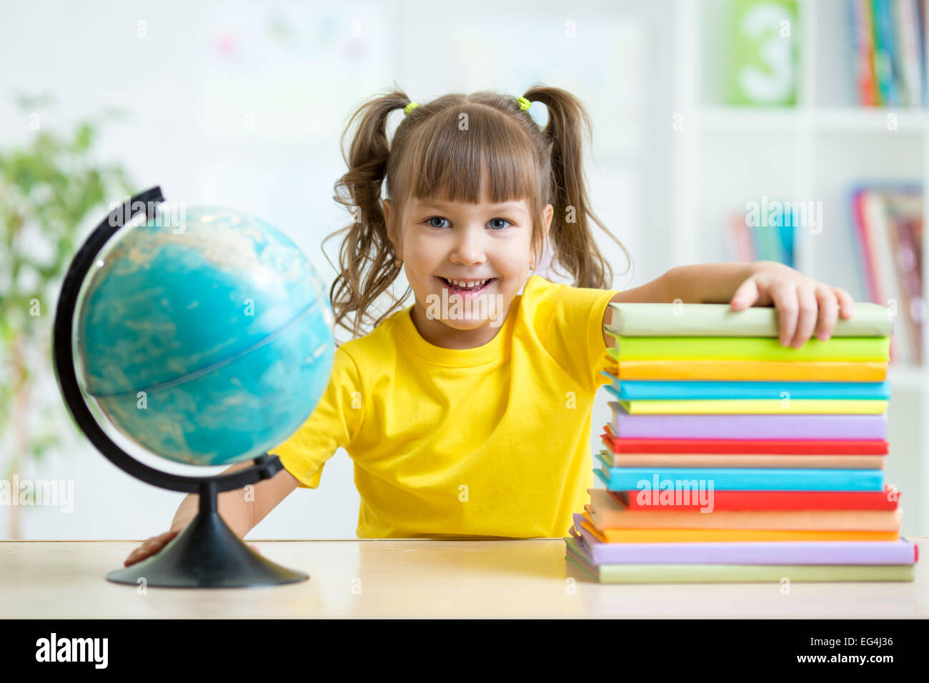 Girl map globe hi-res stock photography and images - Alamy
