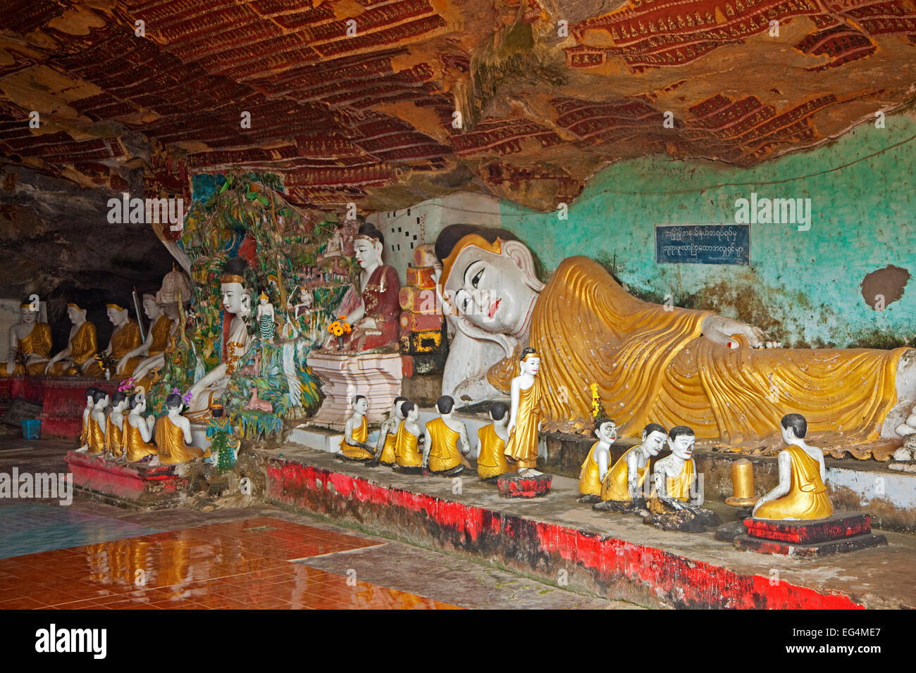 Buddha statues in the Kawgun cave / Kaw Gunn cave near Hpa-an, Kayin ...