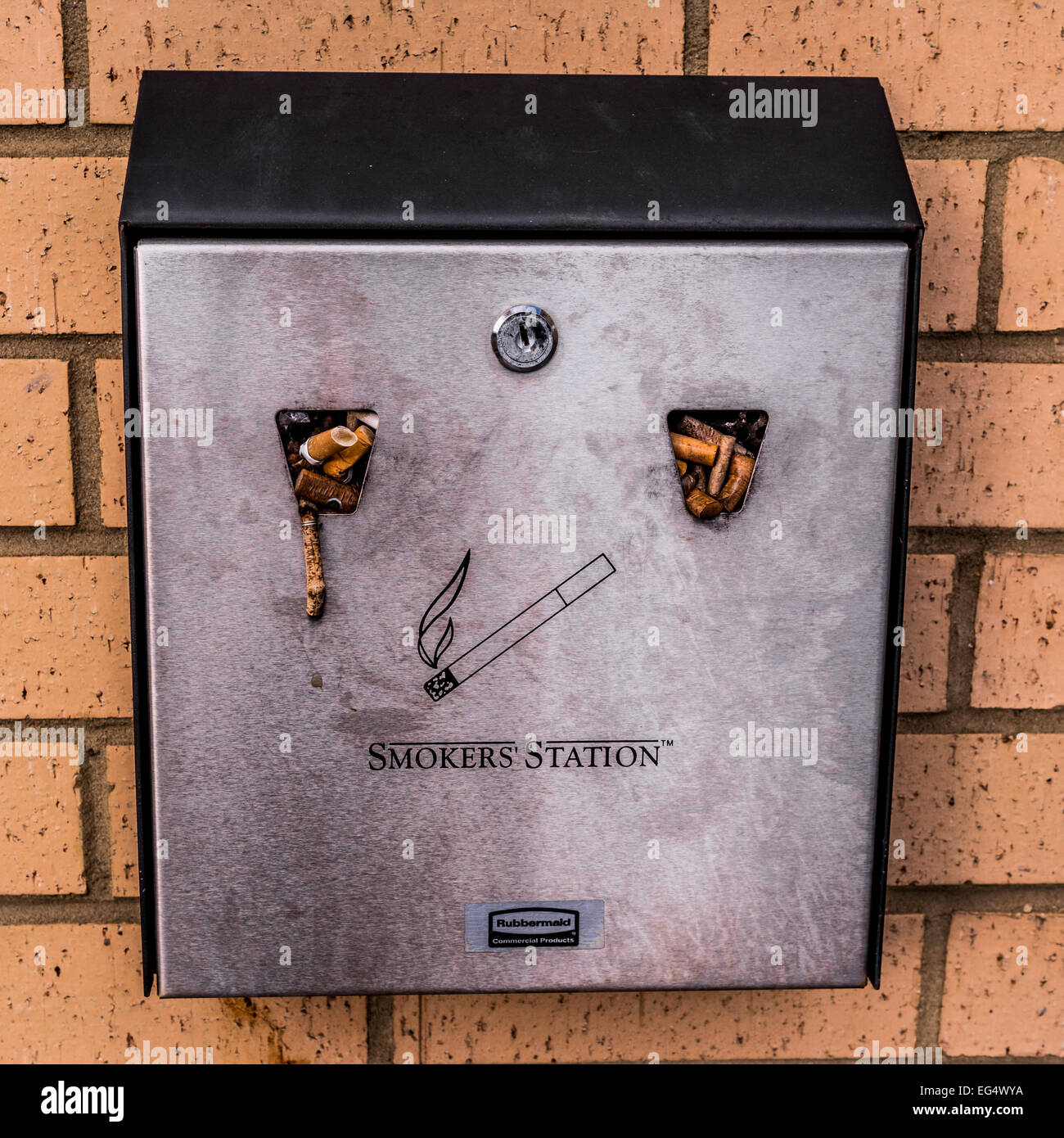 Smokers station hi-res stock photography and images - Alamy