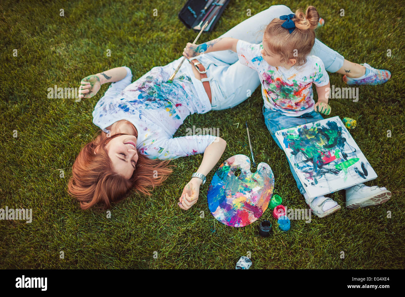 Mother and little daughter paint Stock Photo - Alamy