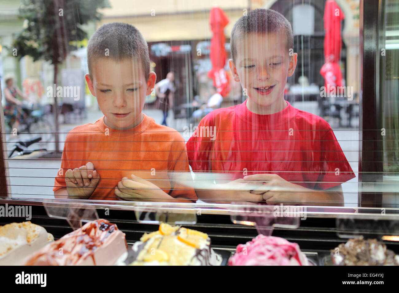 Ice cream shop kids hi-res stock photography and images - Alamy