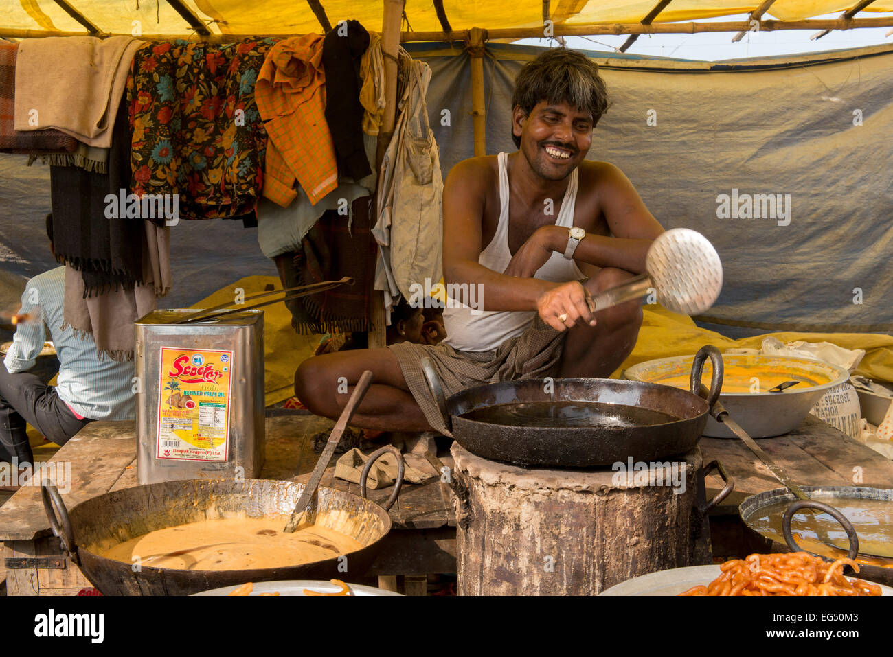 Man Cooking Sweets, Sonepur Mela Stock Photo - Alamy