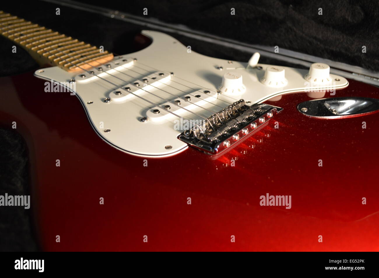 Red and white guitar hi-res stock photography and images - Alamy