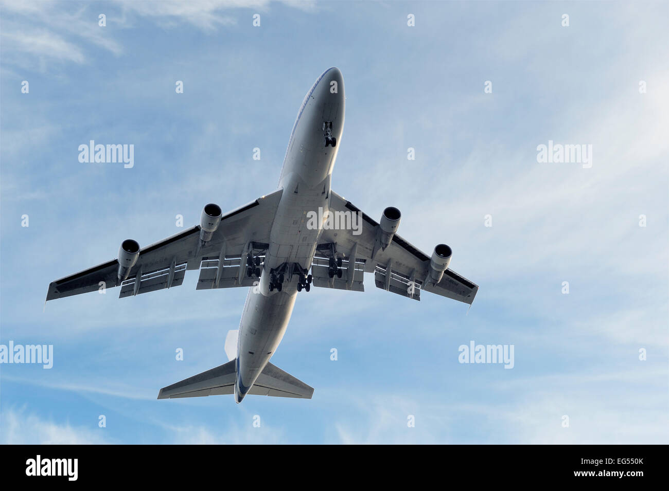 low flying jumbo jet boeing 747 Stock Photo - Alamy