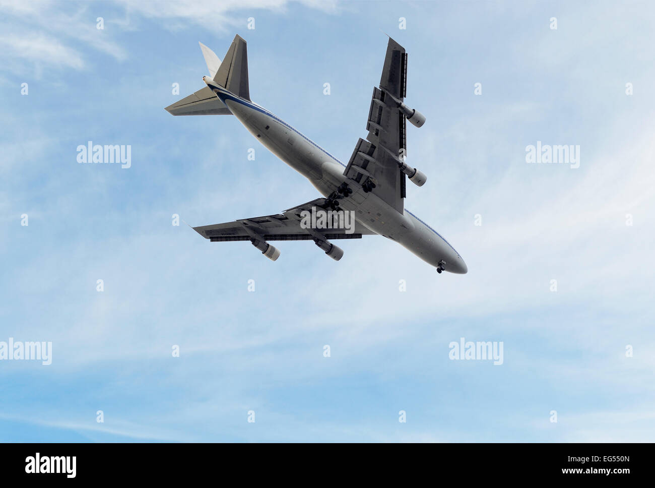 low flying jumbo jet boeing 747 Stock Photo - Alamy