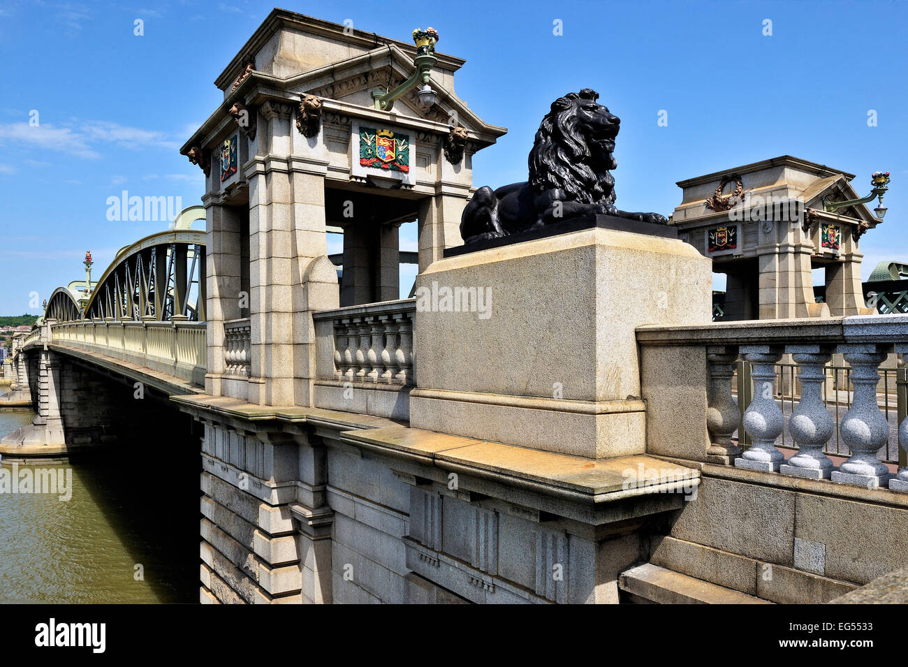 River crossing bridges hi-res stock photography and images - Alamy