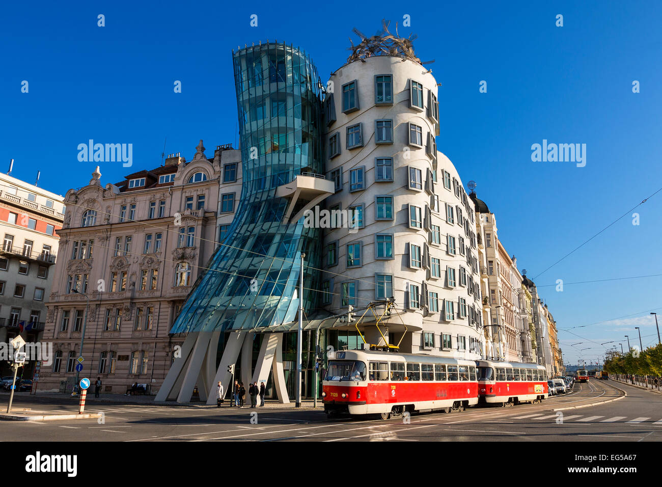 Dancing House by architects Gehry and Milunic Prague Stock Photo - Alamy