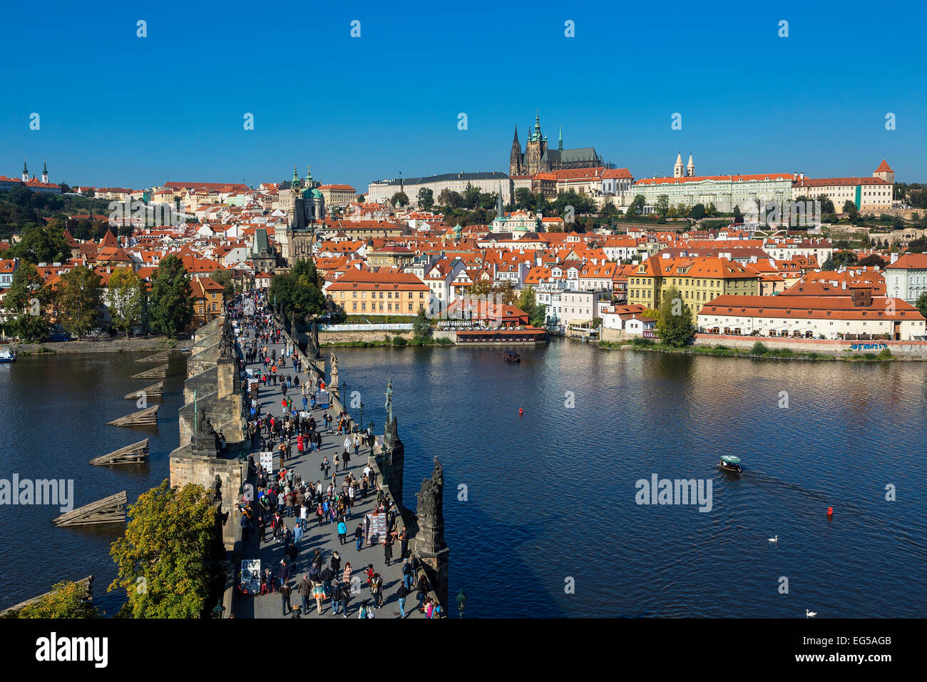 View to charles bridge at sunrise hi-res stock photography and images ...