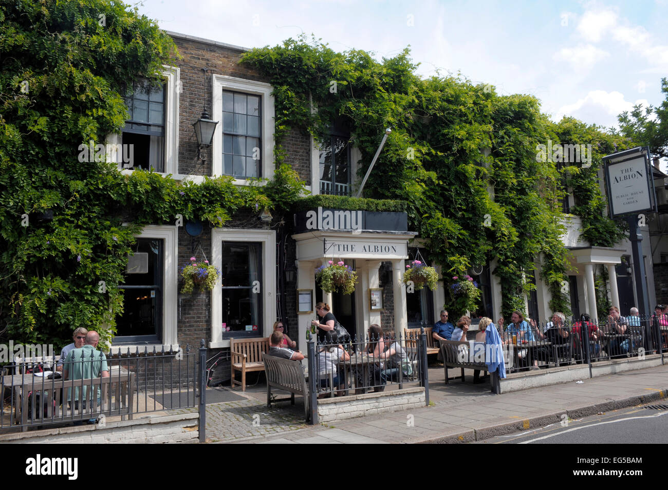 The Albion pub and garden 10 Thornhill Rd, London N1 Stock Photo - Alamy