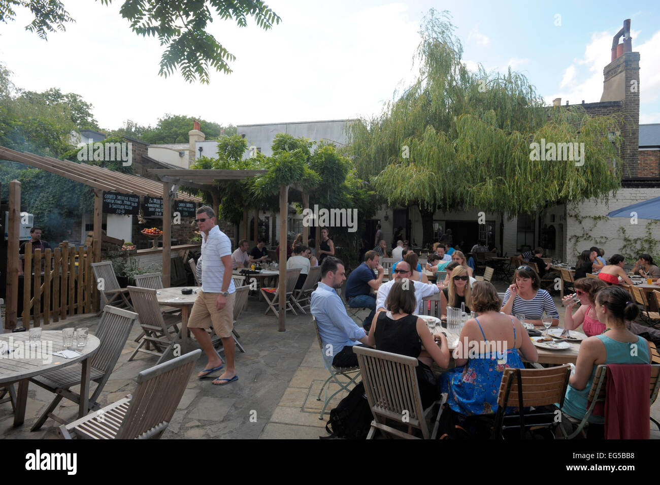 The Albion pub and garden 10 Thornhill Rd, London N1 Stock Photo - Alamy