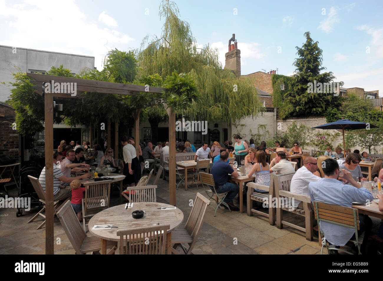 The Albion pub and garden 10 Thornhill Rd, London N1 Stock Photo - Alamy