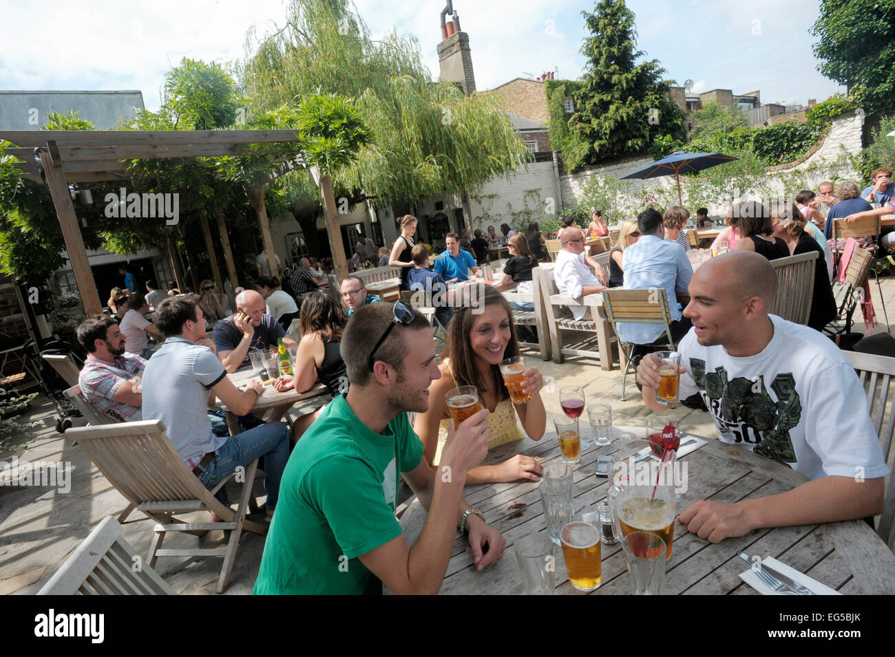 The albion pub garden hi-res stock photography and images - Alamy