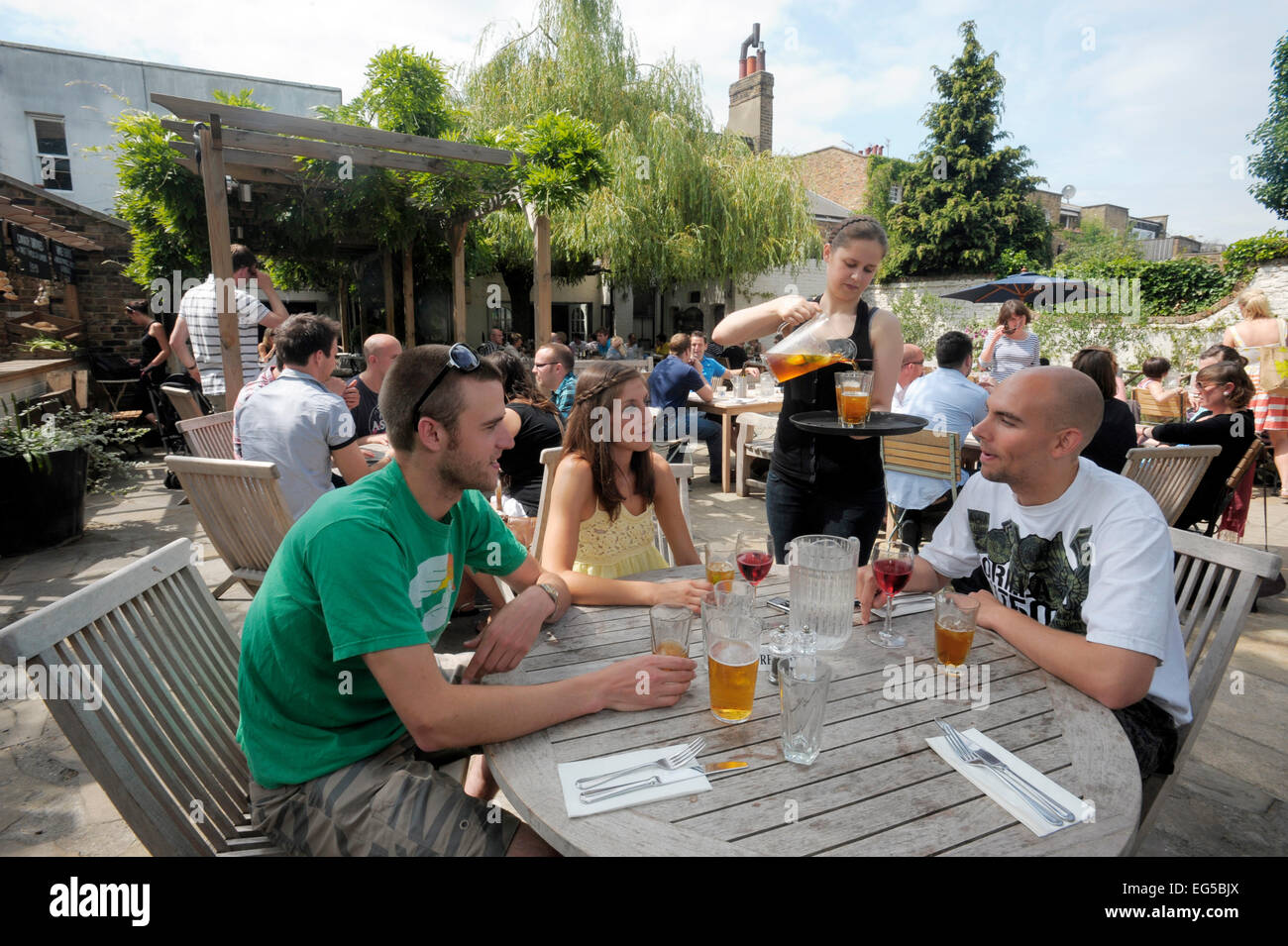 The Albion pub and garden 10 Thornhill Rd, London N1 Stock Photo - Alamy